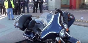 How To Lift A Motorcycle Off The Ground (Step By Step Guide ...