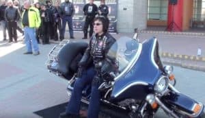 How To Lift A Motorcycle Off The Ground (Step By Step Guide ...