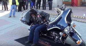 How To Lift A Motorcycle Off The Ground (Step By Step Guide ...