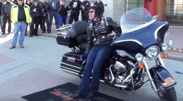 How To Lift A Motorcycle Off The Ground (Step By Step Guide ...